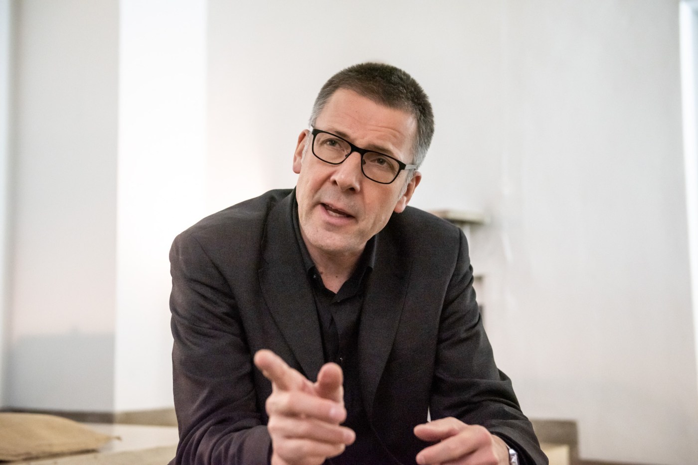 NIKO PAECH „ALL YOU NEED IS LESS“ (VIDEO)